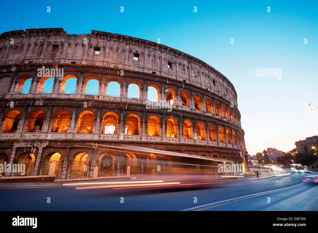 Colosseum night traffic lights rome hi-res stock photography and images ...