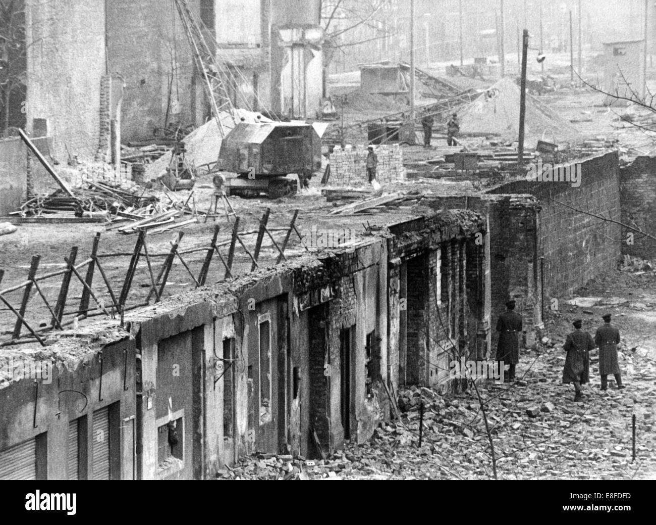 House on street near Black and White Stock Photos & Images - Alamy
