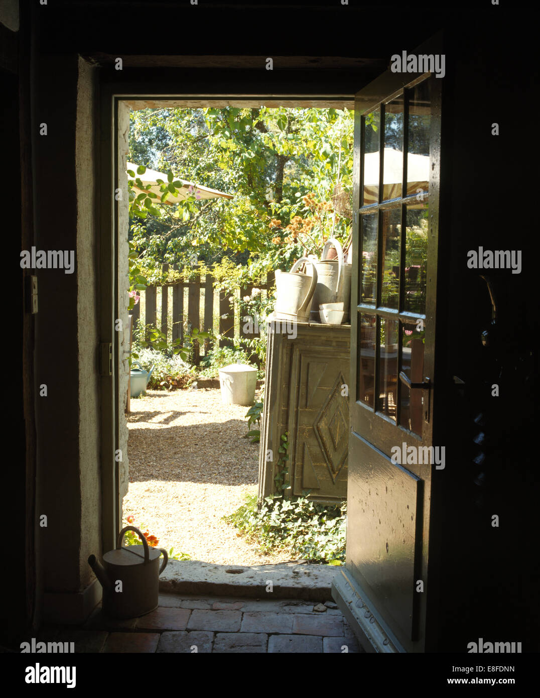 Overhung trees hi-res stock photography and images - Alamy