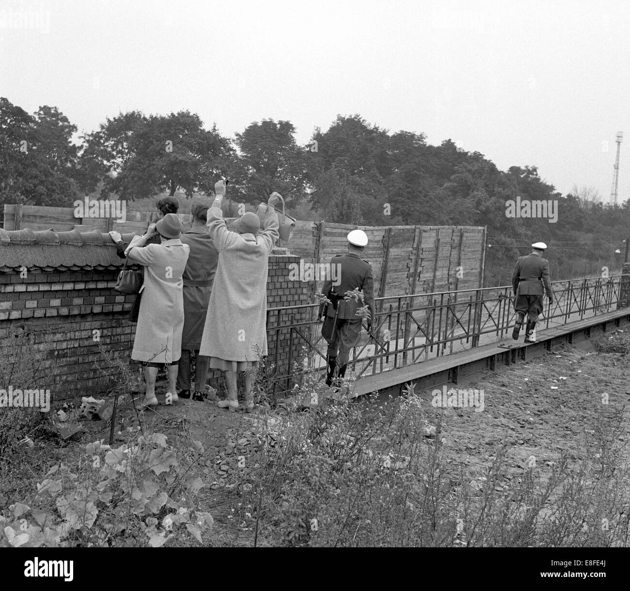 Berlin wall 1961 october hi-res stock photography and images - Alamy