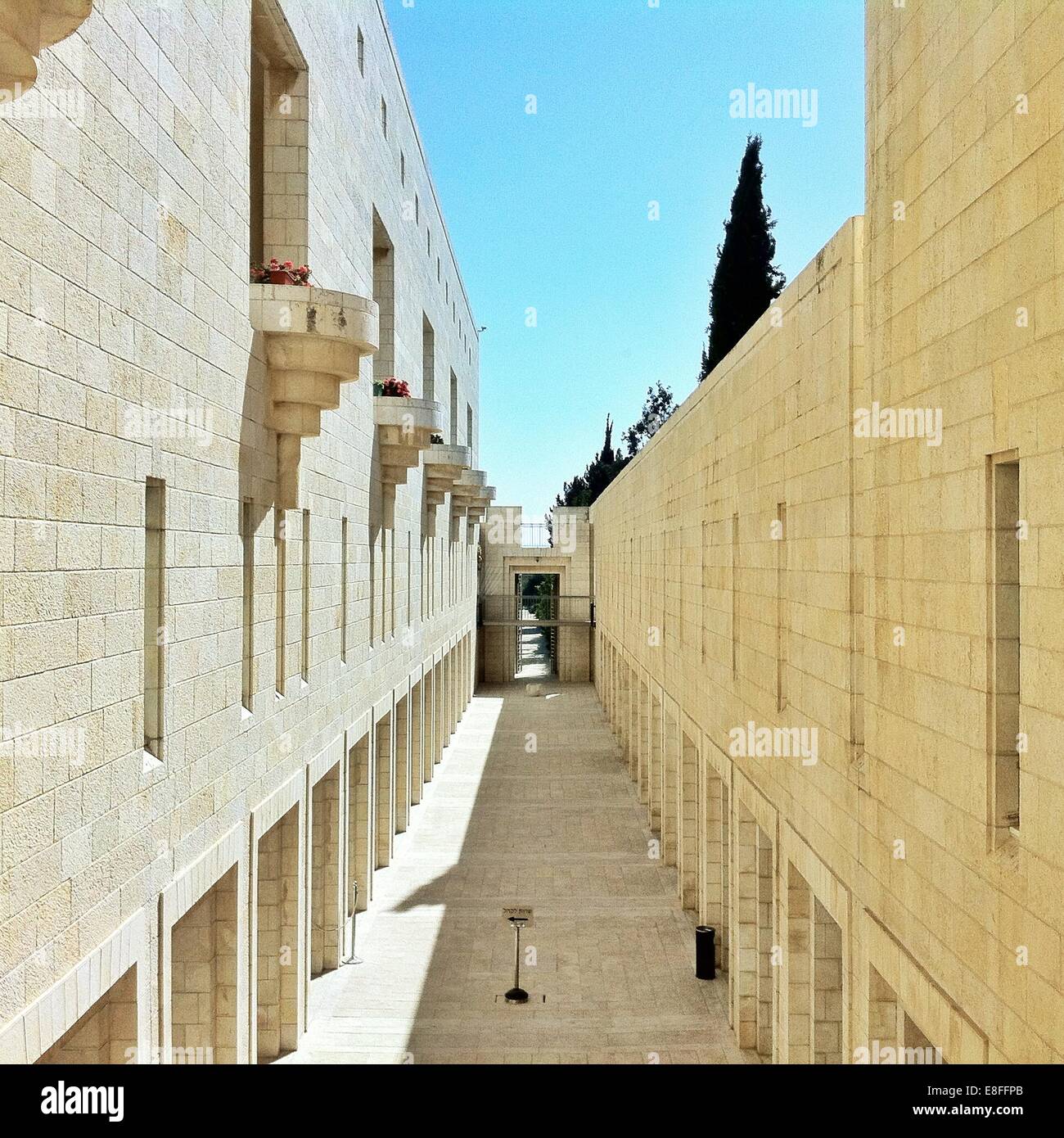 Stone building courtyard hi-res stock photography and images - Alamy