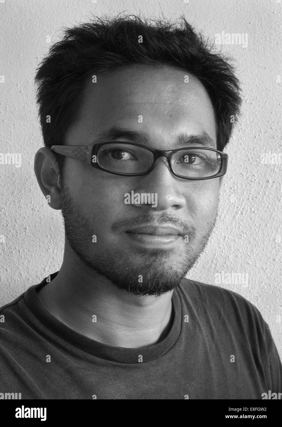 Portrait of young man wearing glasses Stock Photo - Alamy
