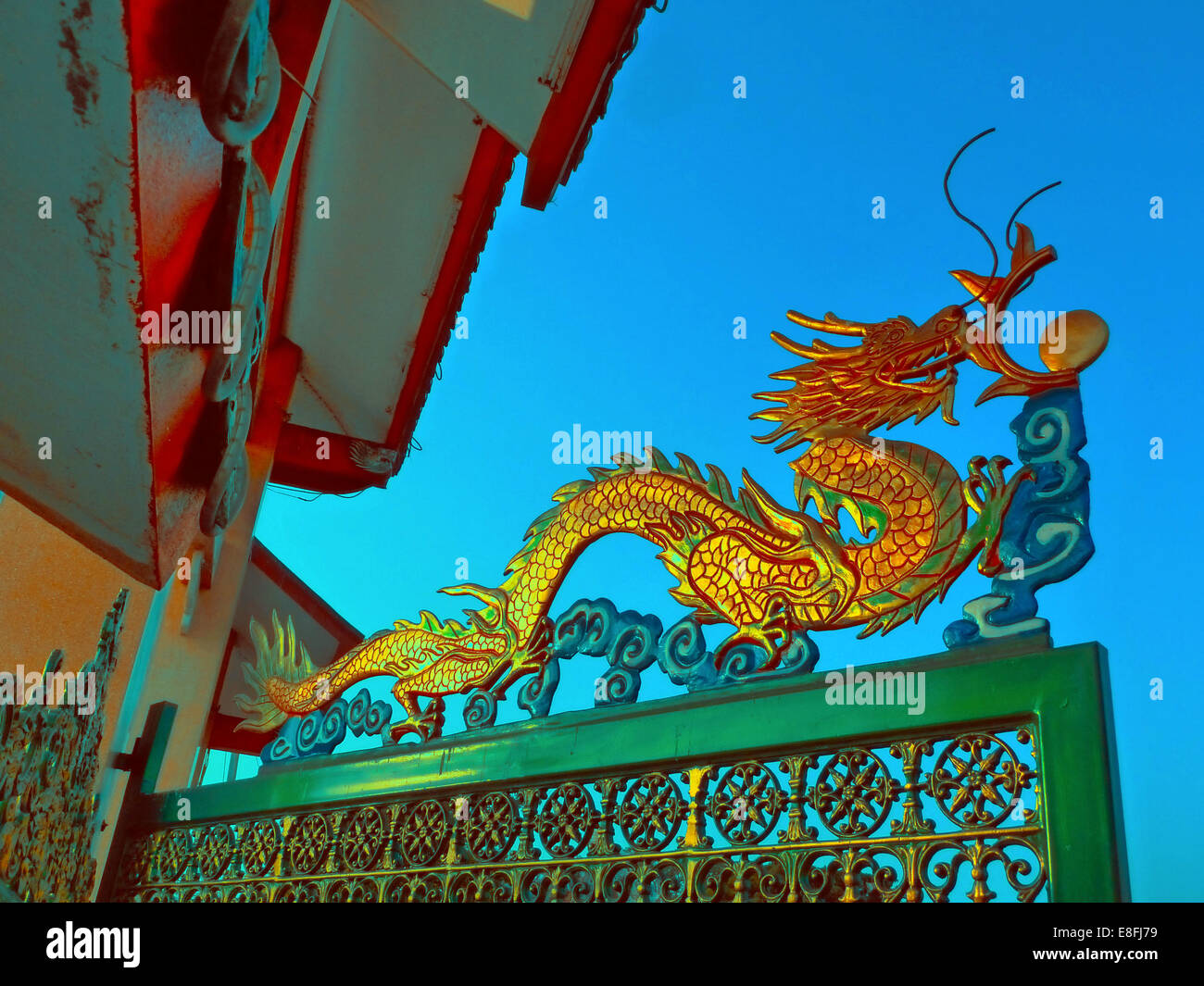 Chinese temple gate hi-res stock photography and images - Alamy