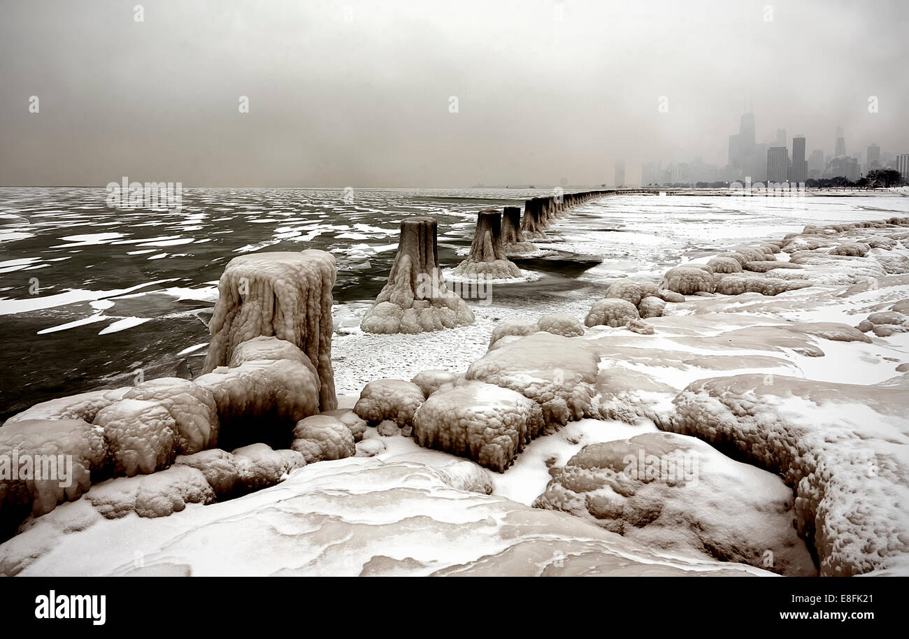Frozen lake and city skyline, Chicago, Illinois, USA Stock Photo - Alamy