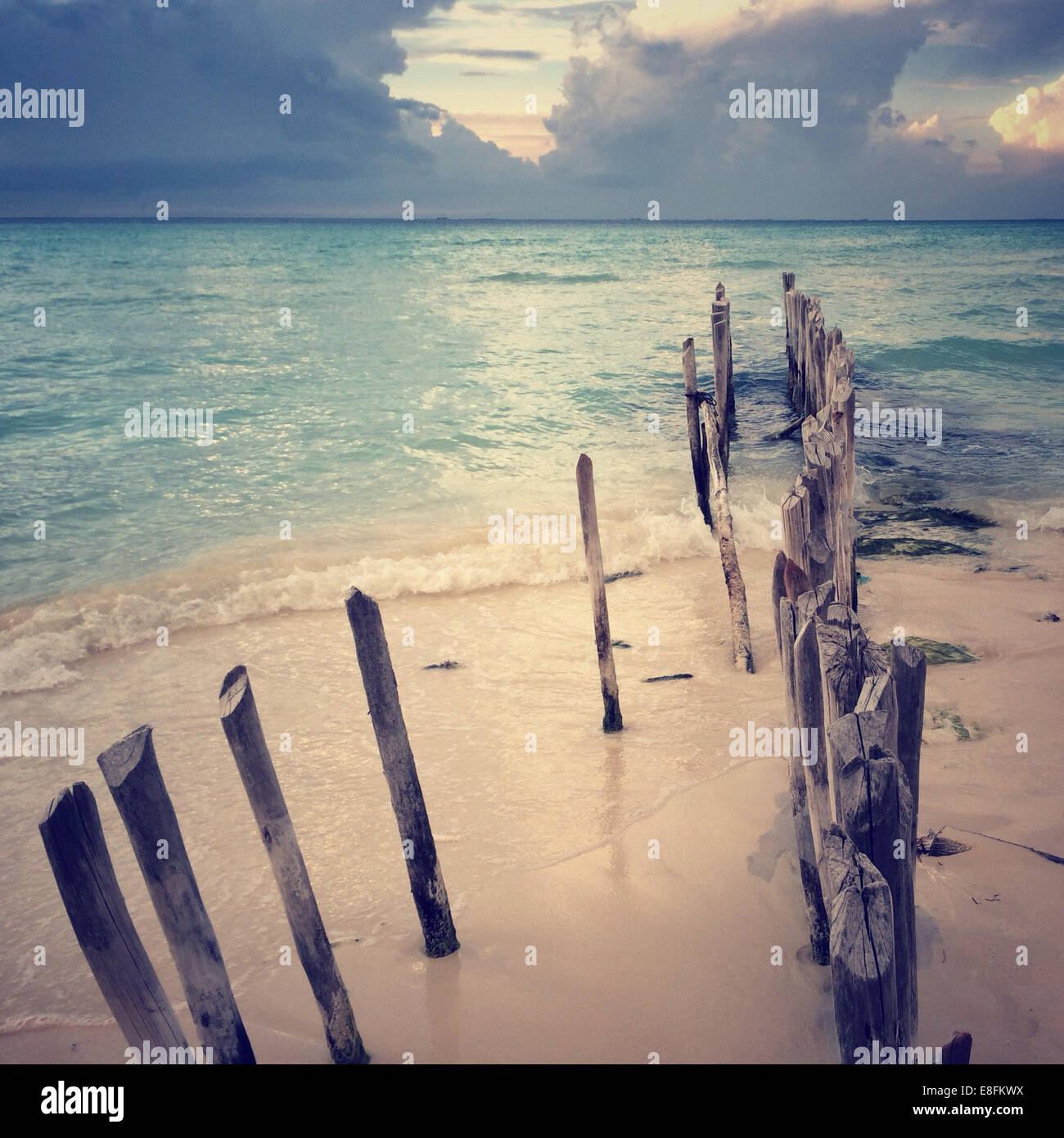 Wooden post beach beach hi-res stock photography and images - Alamy
