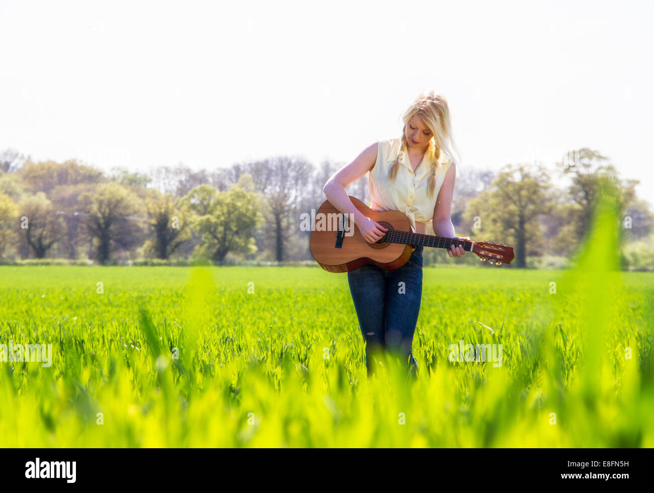 Female country singer hi-res stock photography and images - Alamy