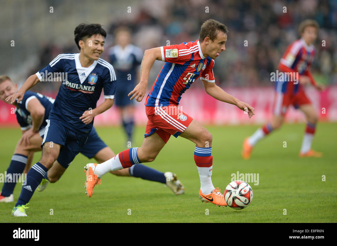 Unterhaching, Germany. 6th October, 2014. Munich's Rafinha (R) and ...