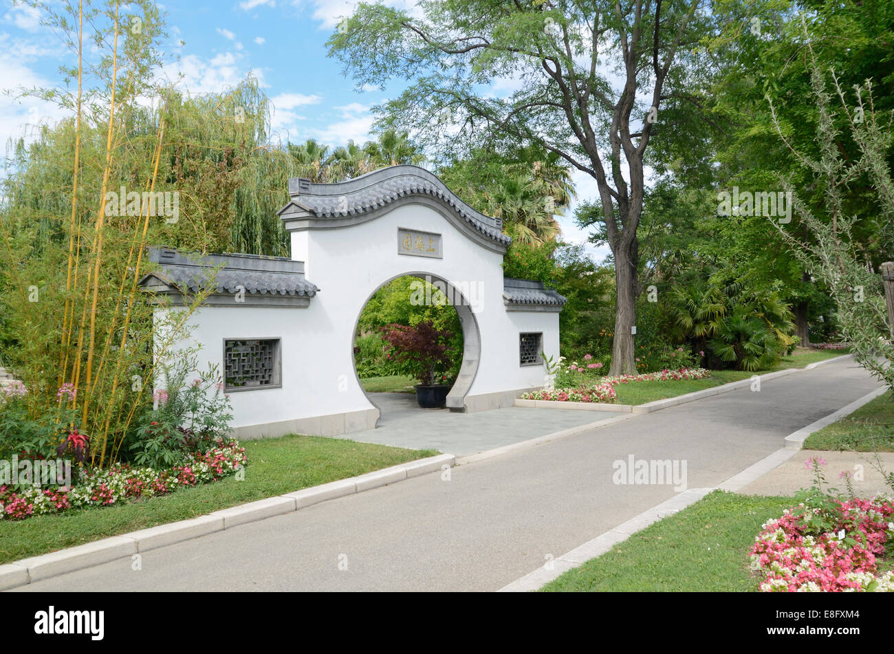Chinese entrance gate gateway doorway hi-res stock photography and ...