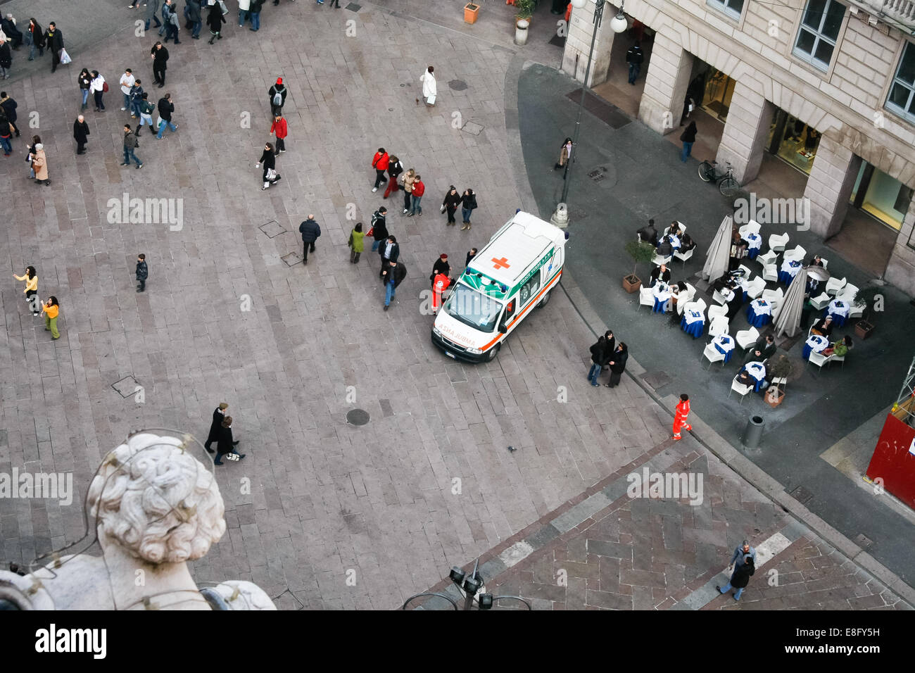Busy street in Milan Stock Photo - Alamy