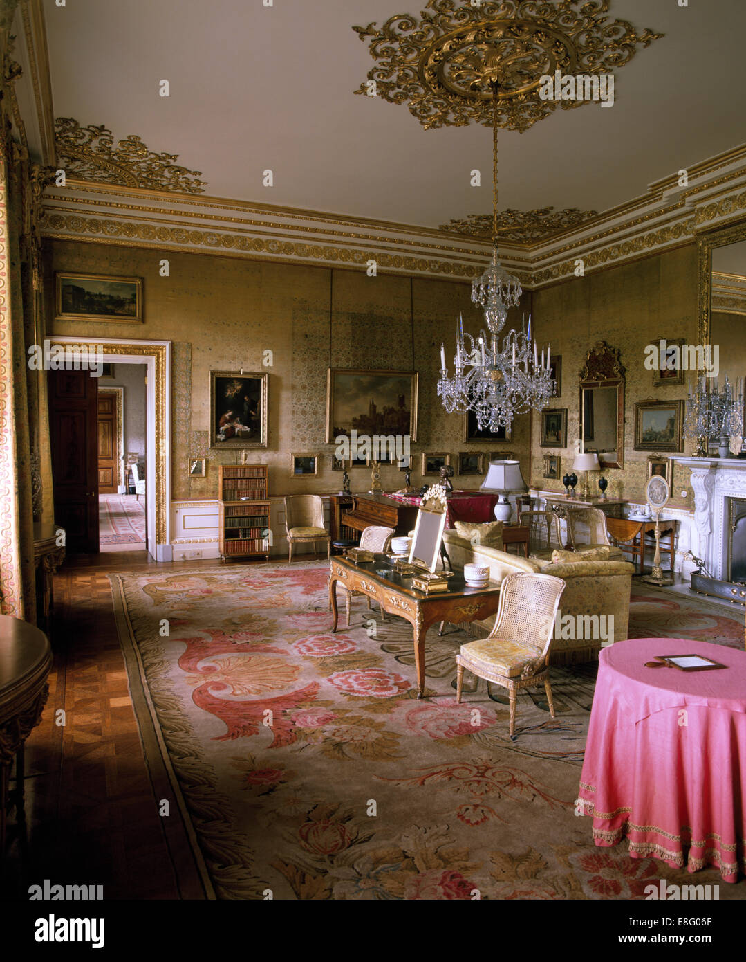 Stately home drawing room hi-res stock photography and images - Alamy