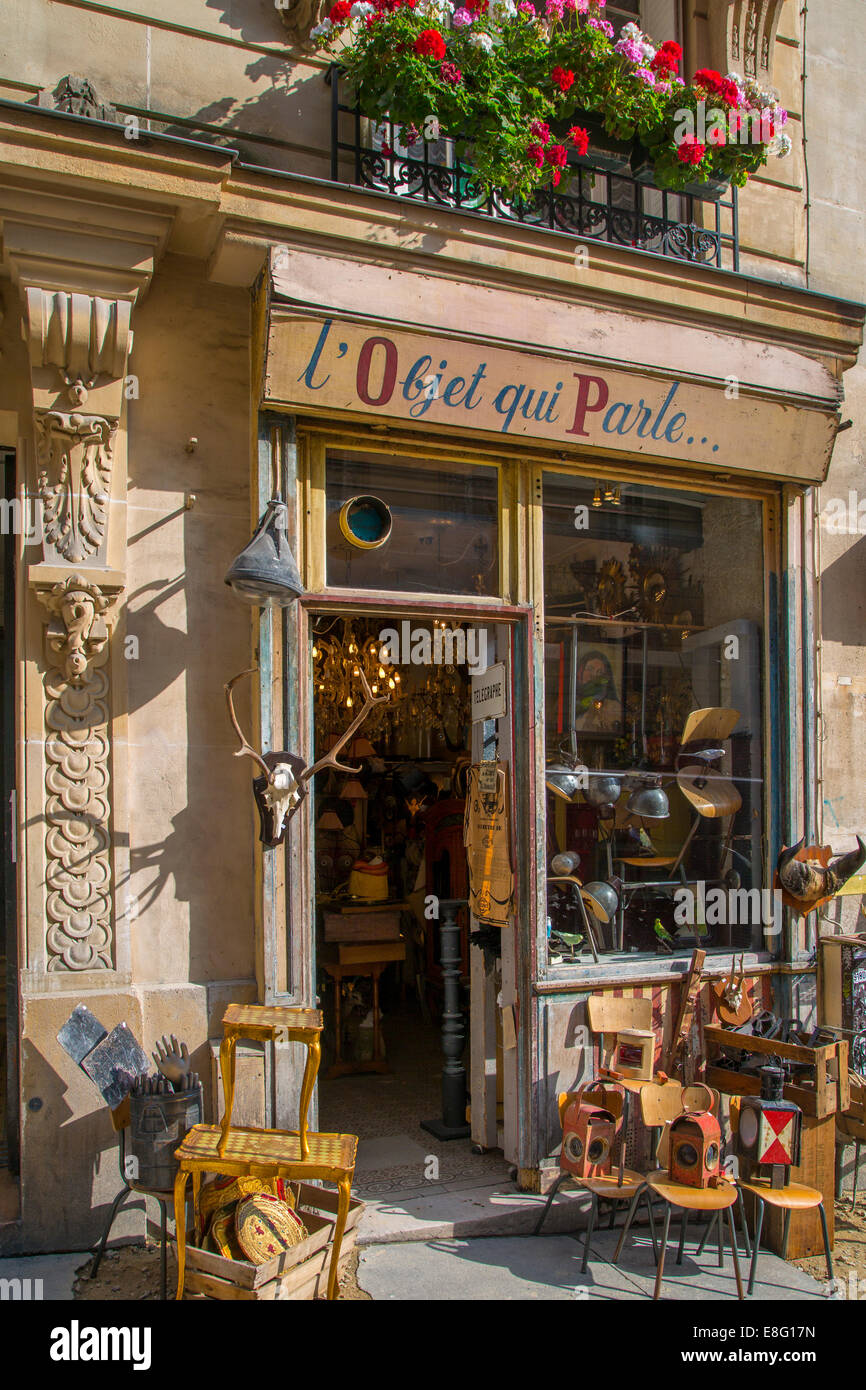 Antique shop, l'Objet qui Parle, in Montmartre, Paris, France Stock ...