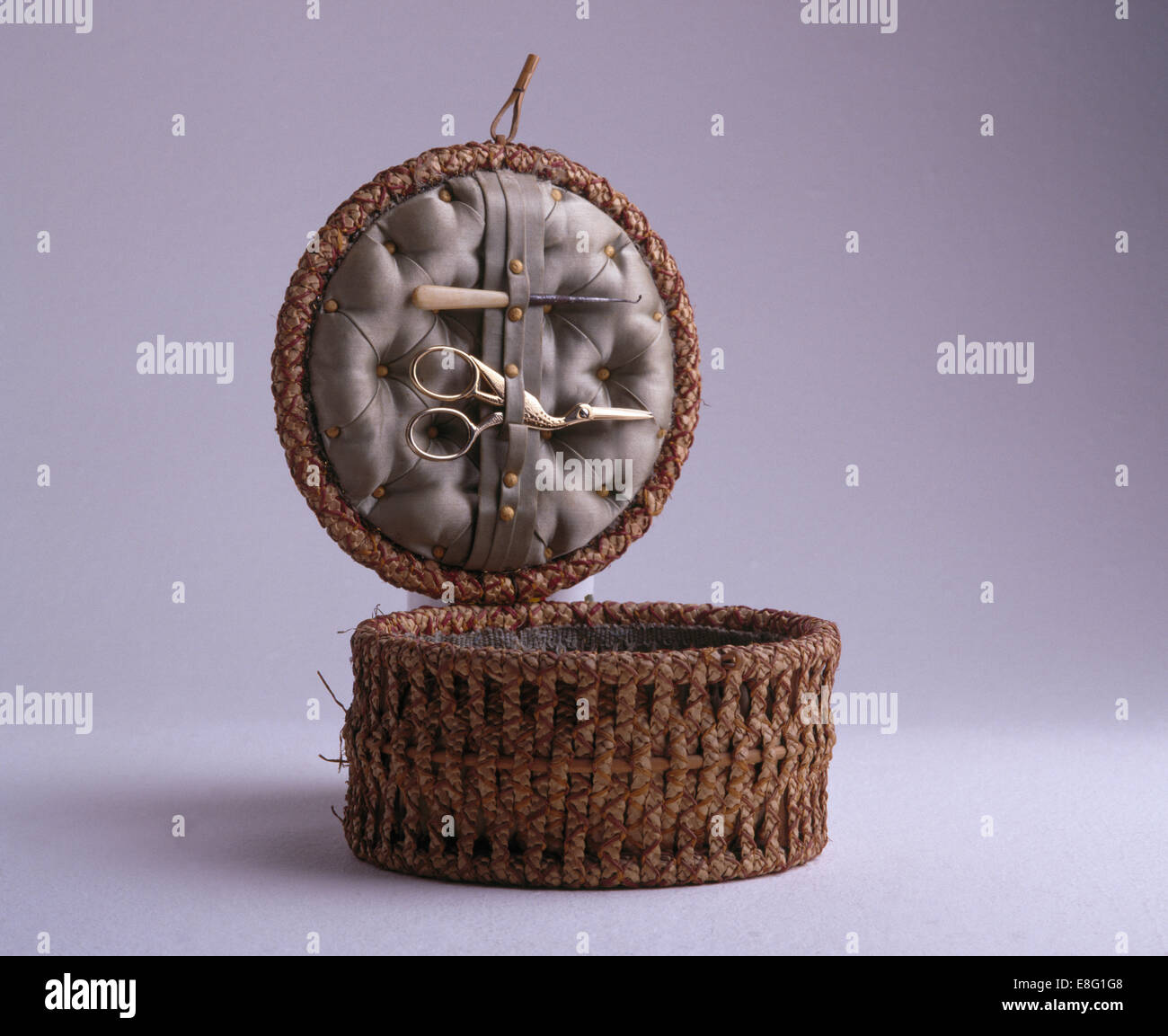 Vintage sewing hi-res stock photography and images - Alamy