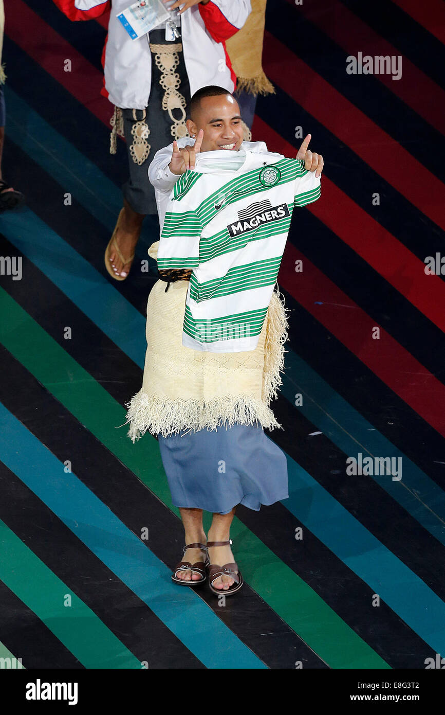 Tonga boxer Lomalito Moala holds a Celtic shirt during the athletes ...