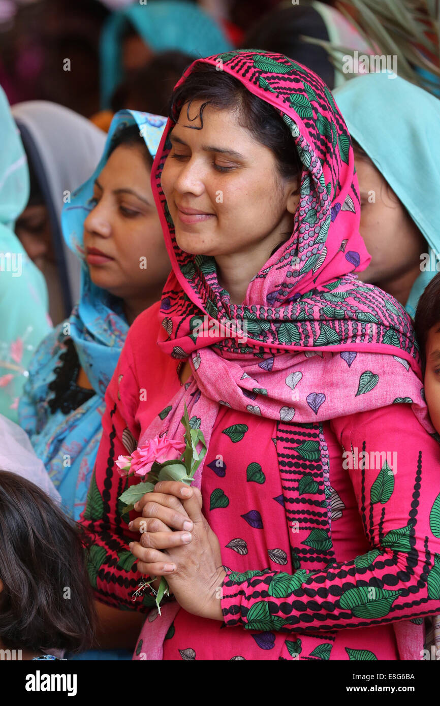 Pakistan woman praying hi-res stock photography and images - Alamy