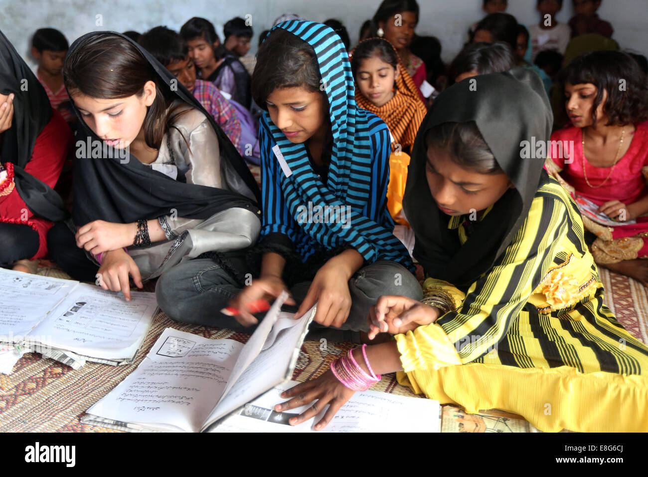 Pakistan school girls hi-res stock photography and images - Alamy