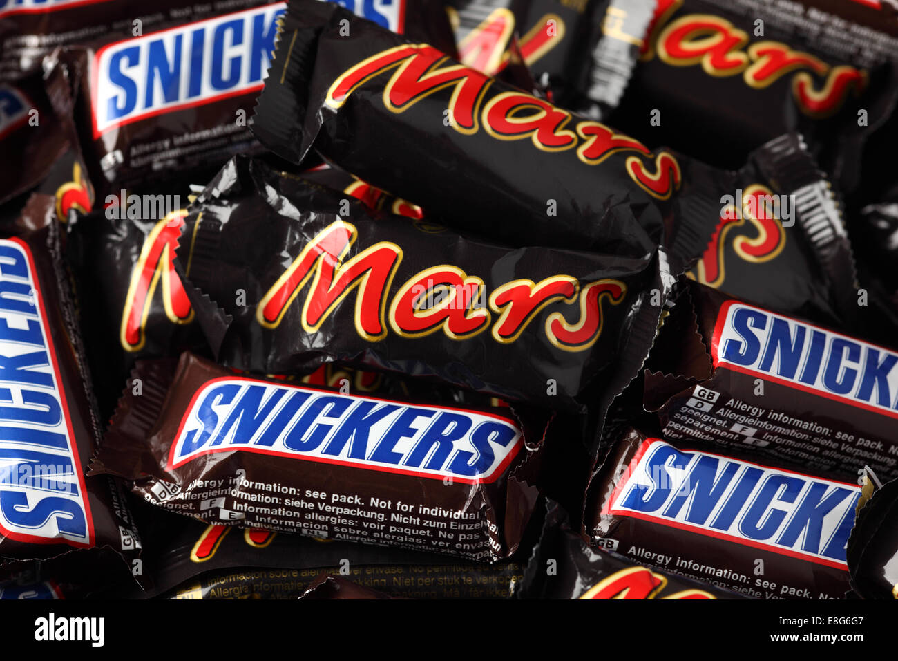 Snickers chocolate bar bars hi-res stock photography and images - Alamy