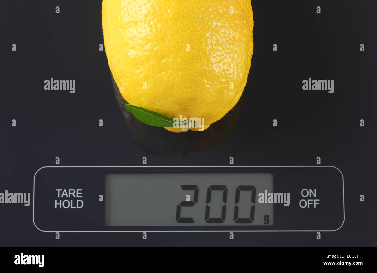 Lemon on digital scale displaying 200 gram Stock Photo - Alamy