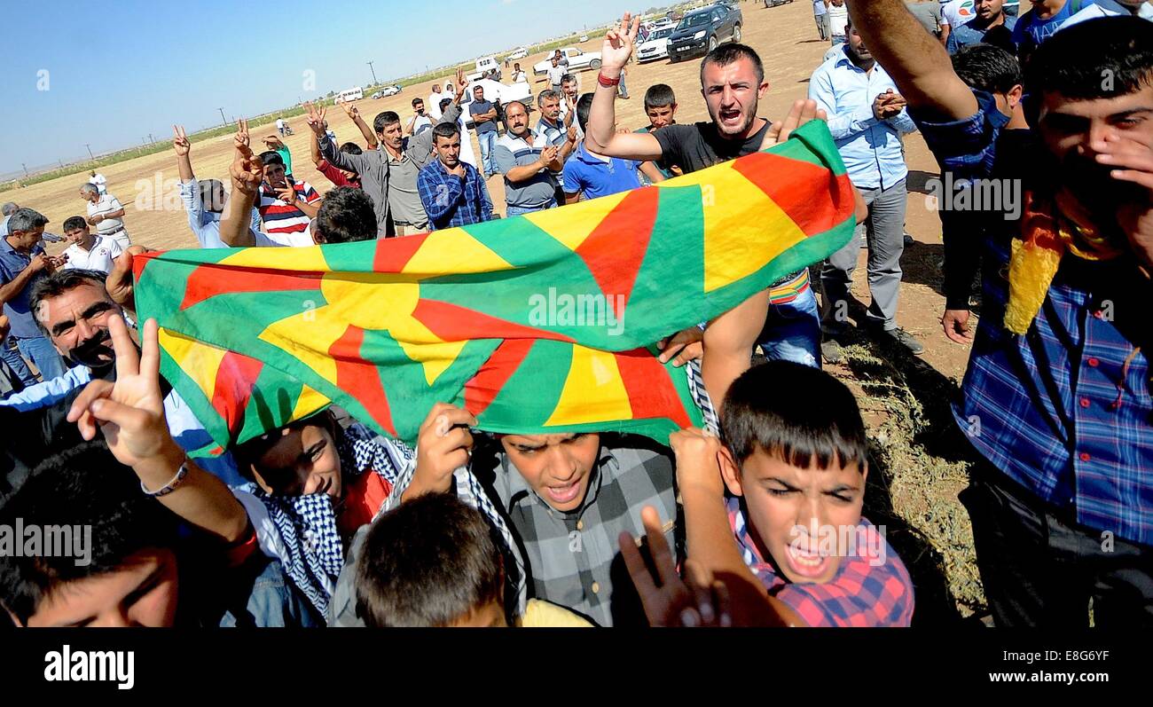 Mursitpinar, Suruc, Turkey. 7th Oct, 2014. Turkish Kurds continued to ...