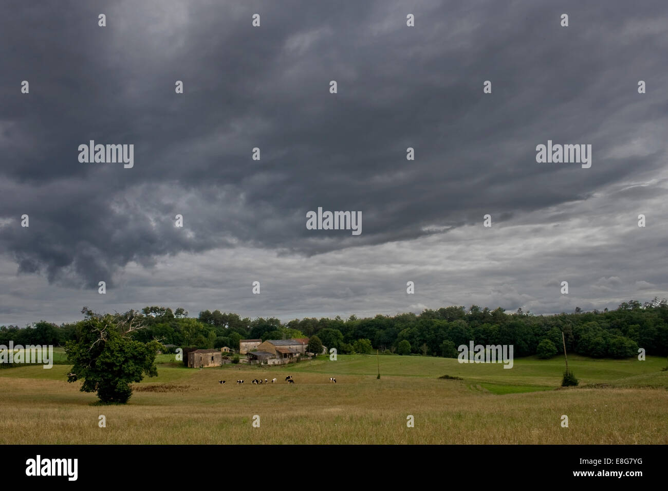 Stormy sky farmhouse hi-res stock photography and images - Alamy