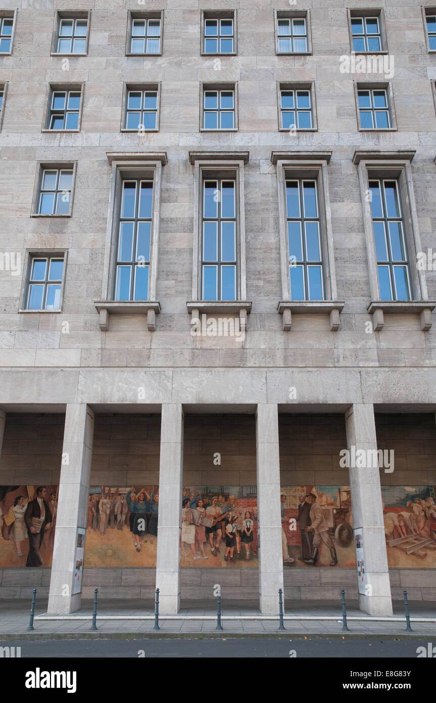 Propaganda architecture hi-res stock photography and images - Alamy