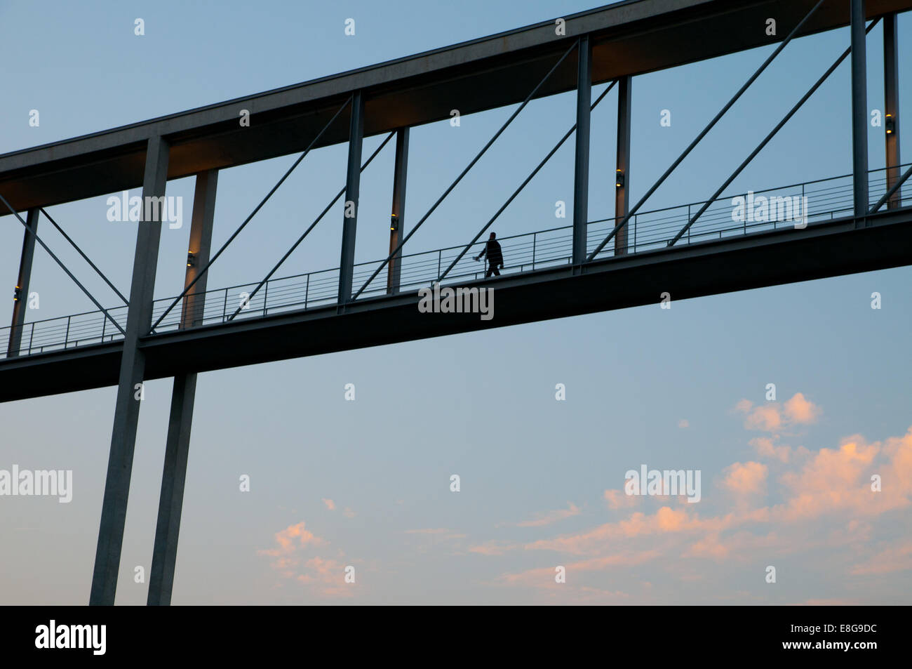 Bridge between two buildings hi-res stock photography and images - Alamy