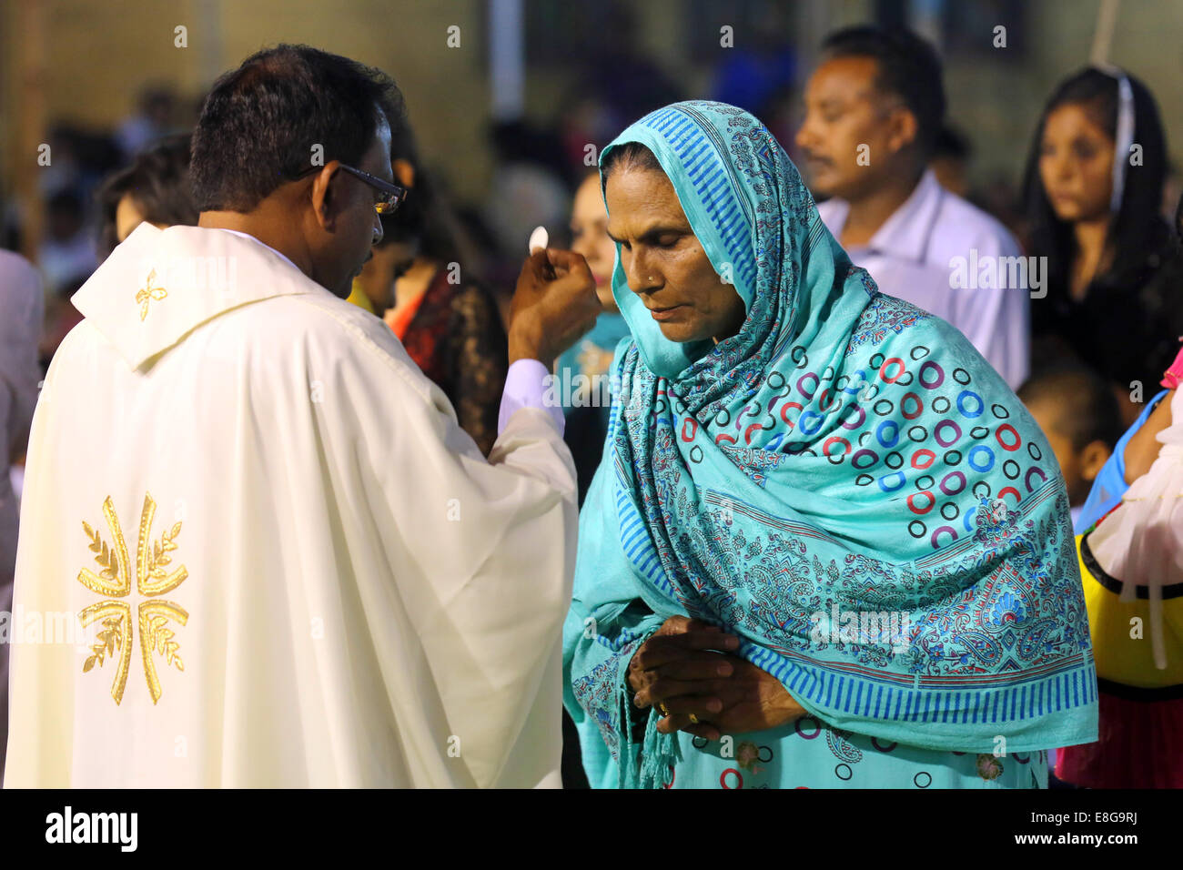 Holy communion during easter sunday mass service at roman catholic ...