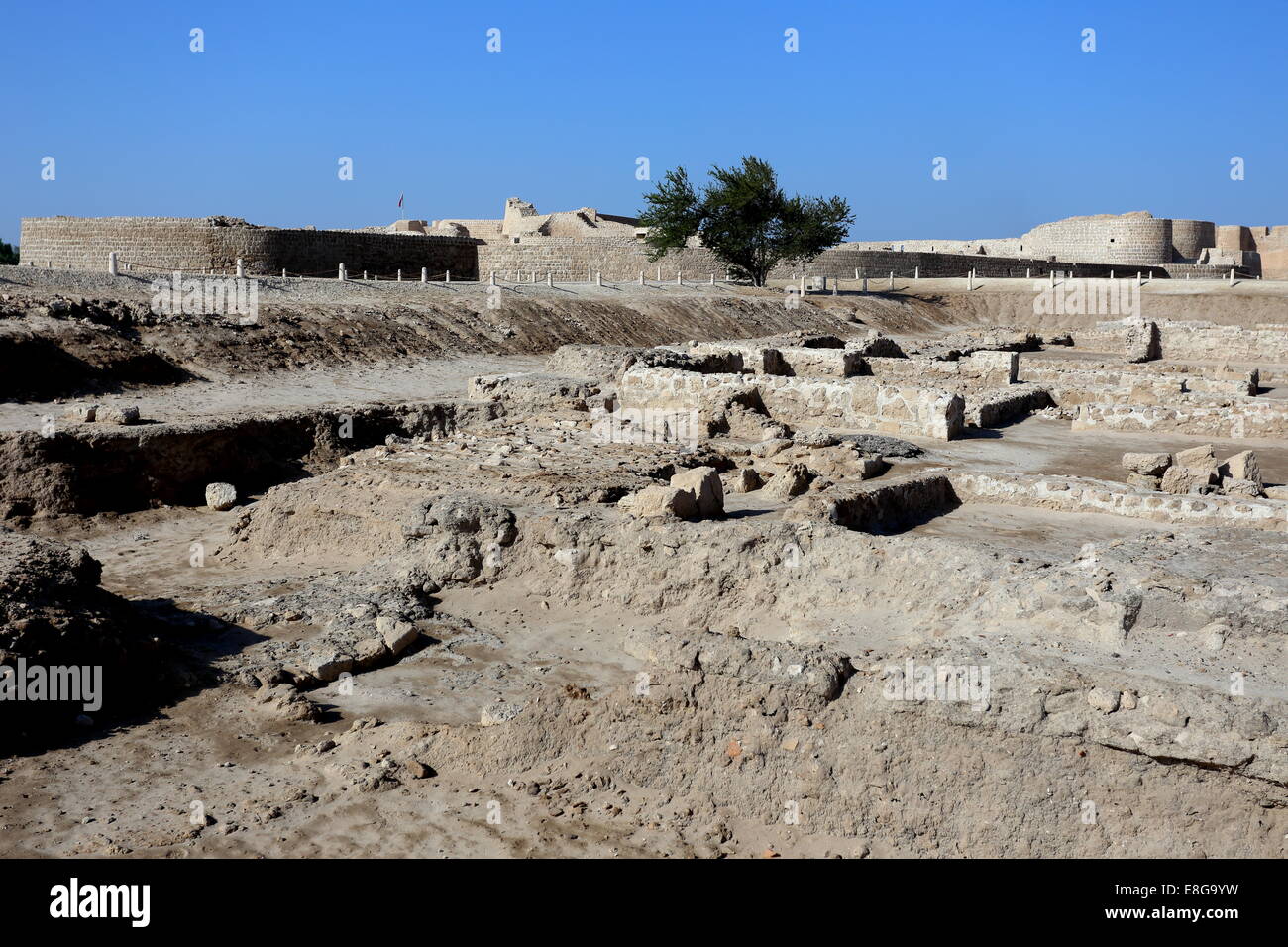 Bahrain Fort with excavations of Dilmun-era ruins in front, Kingdom of ...