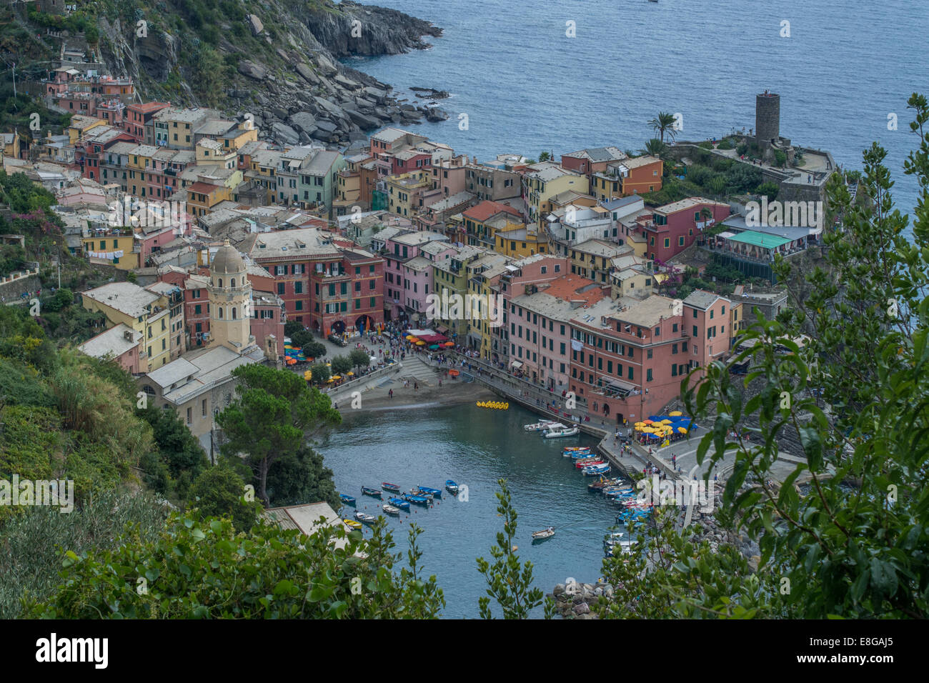 View from coastal path of the town of Vernazza, Cinque Terre (Five ...
