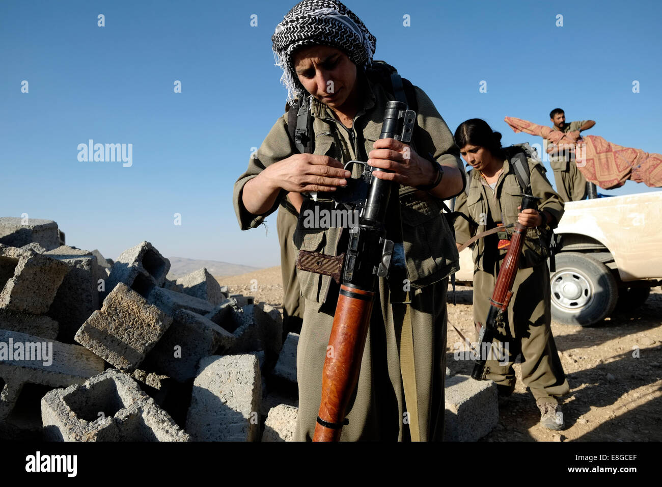 Kurdish female guerrilla fighters hi-res stock photography and images ...