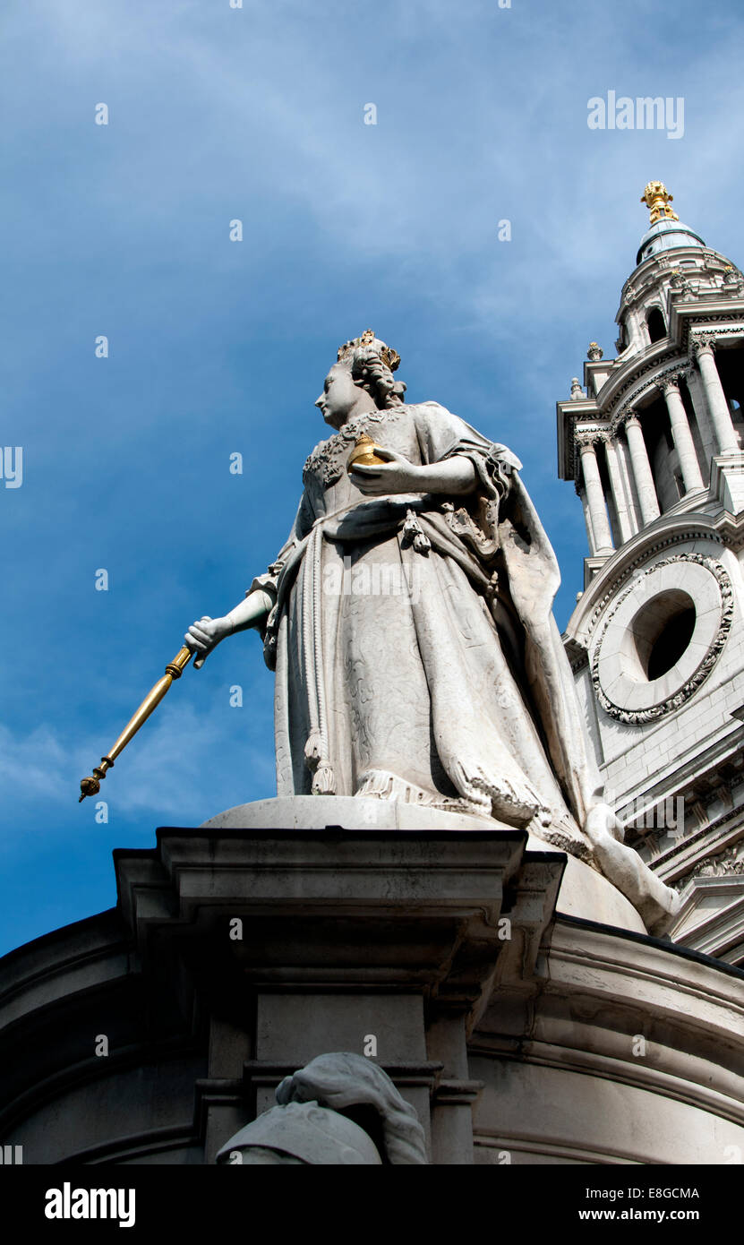 Queen Victoria statue and St. Paul`s Cathedral, London, UK Stock Photo ...