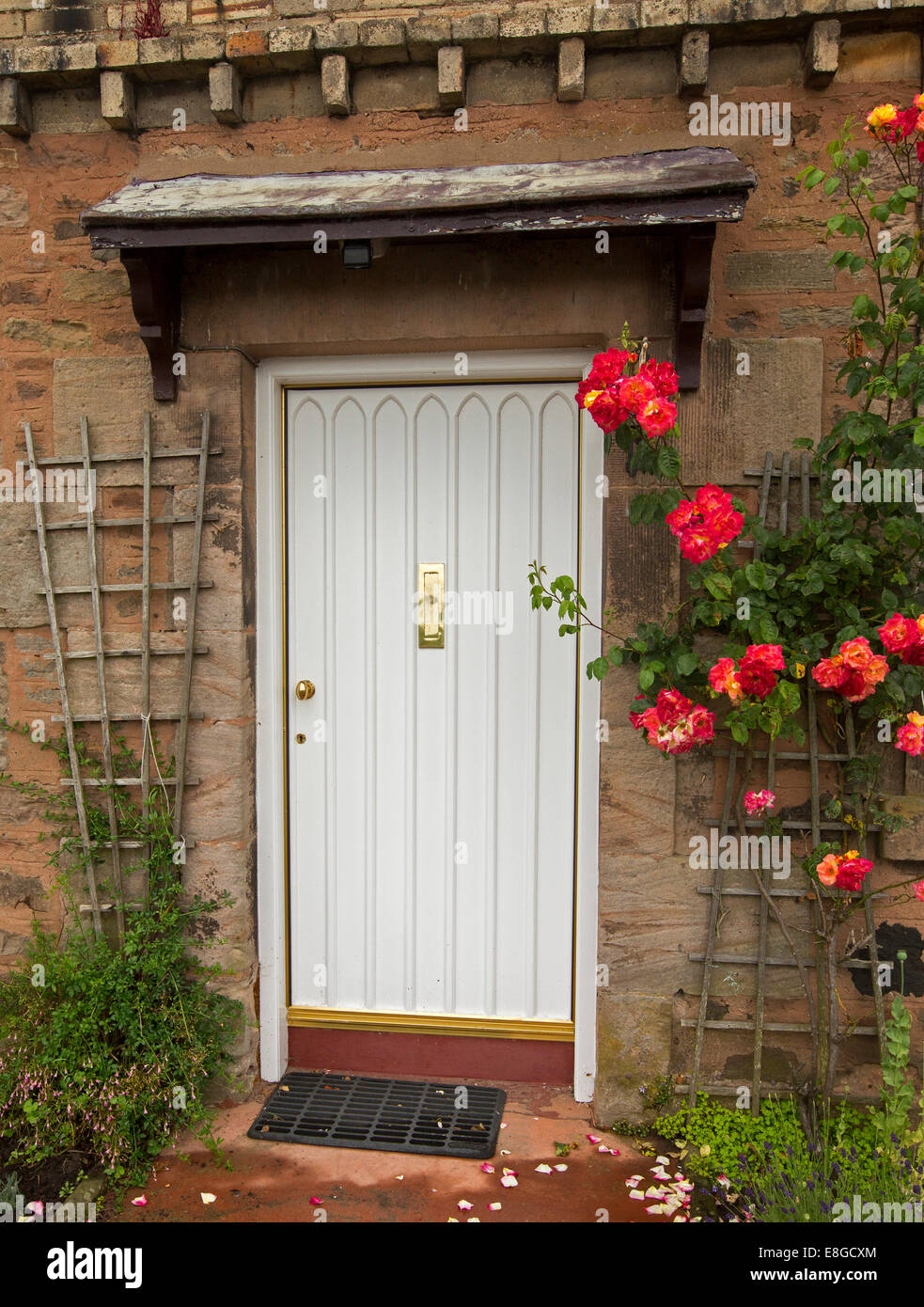English cottage door hi-res stock photography and images - Alamy