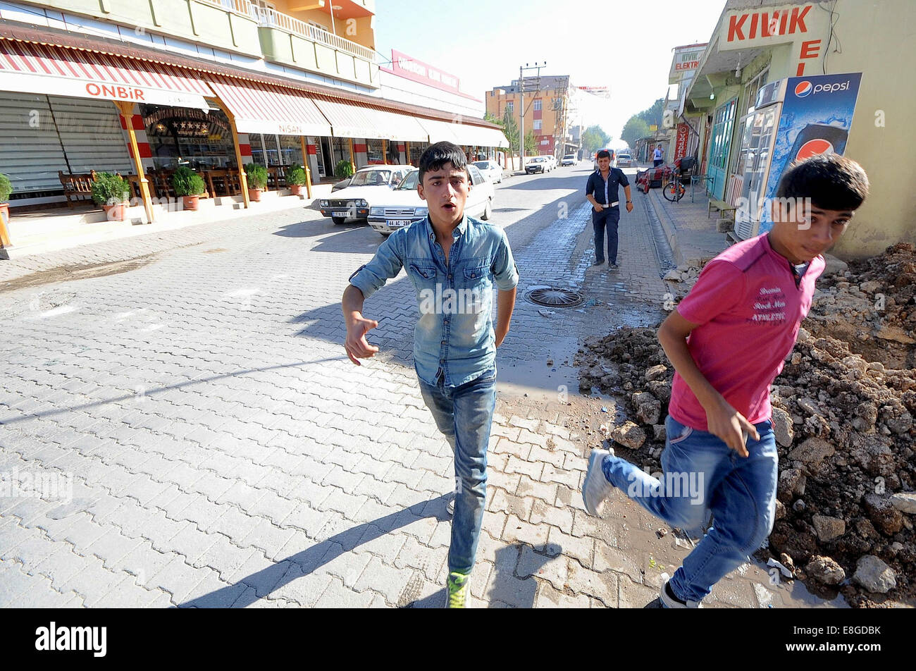 Suruc, Turkey. 7th Oct, 2014. Turkish police threw a canister of tear ...