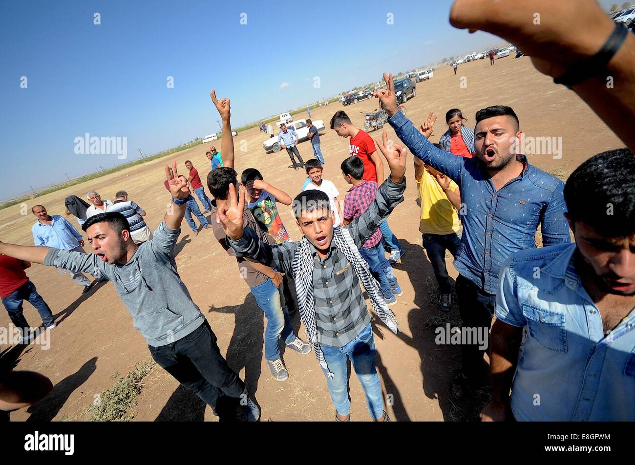 Mursitpinar, Suruc, Turkey. 7th Oct, 2014. Turkish Kurds continued to ...