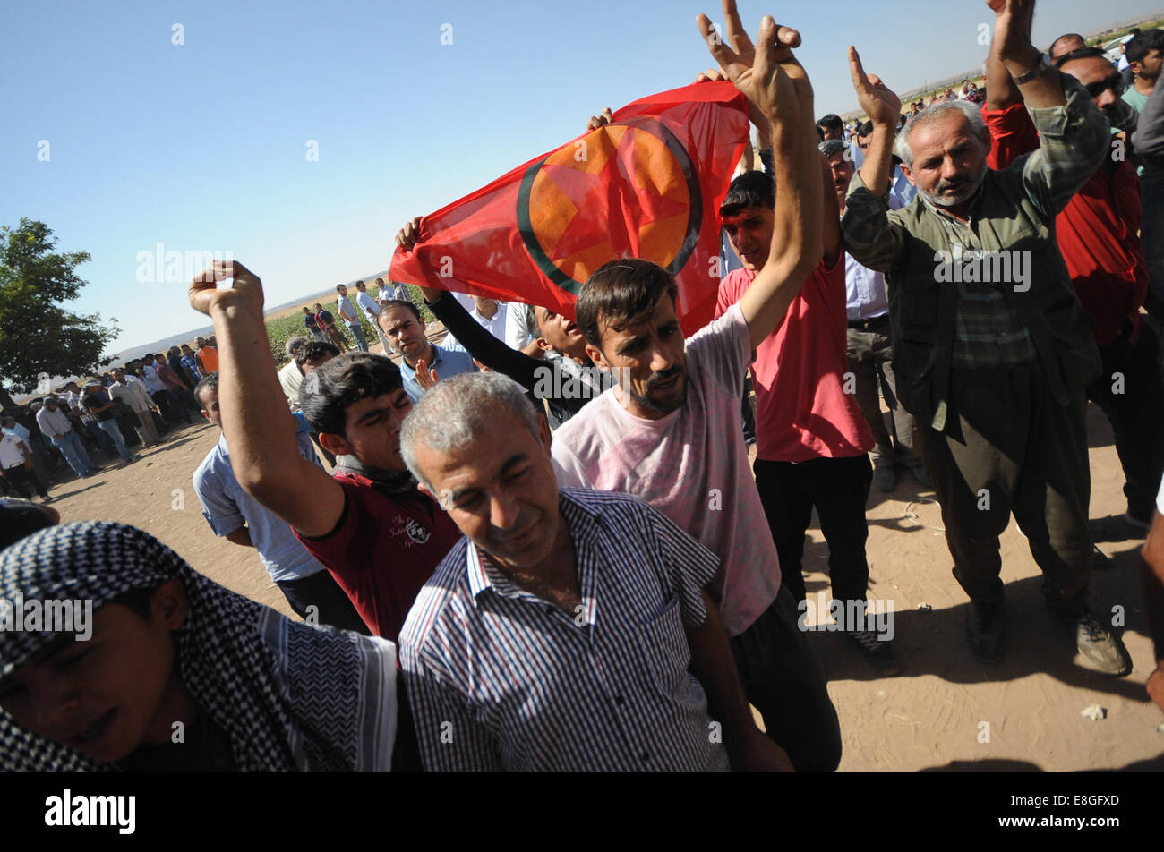 Mursitpinar, Suruc, Turkey. 7th Oct, 2014. Turkish Kurds continued to ...