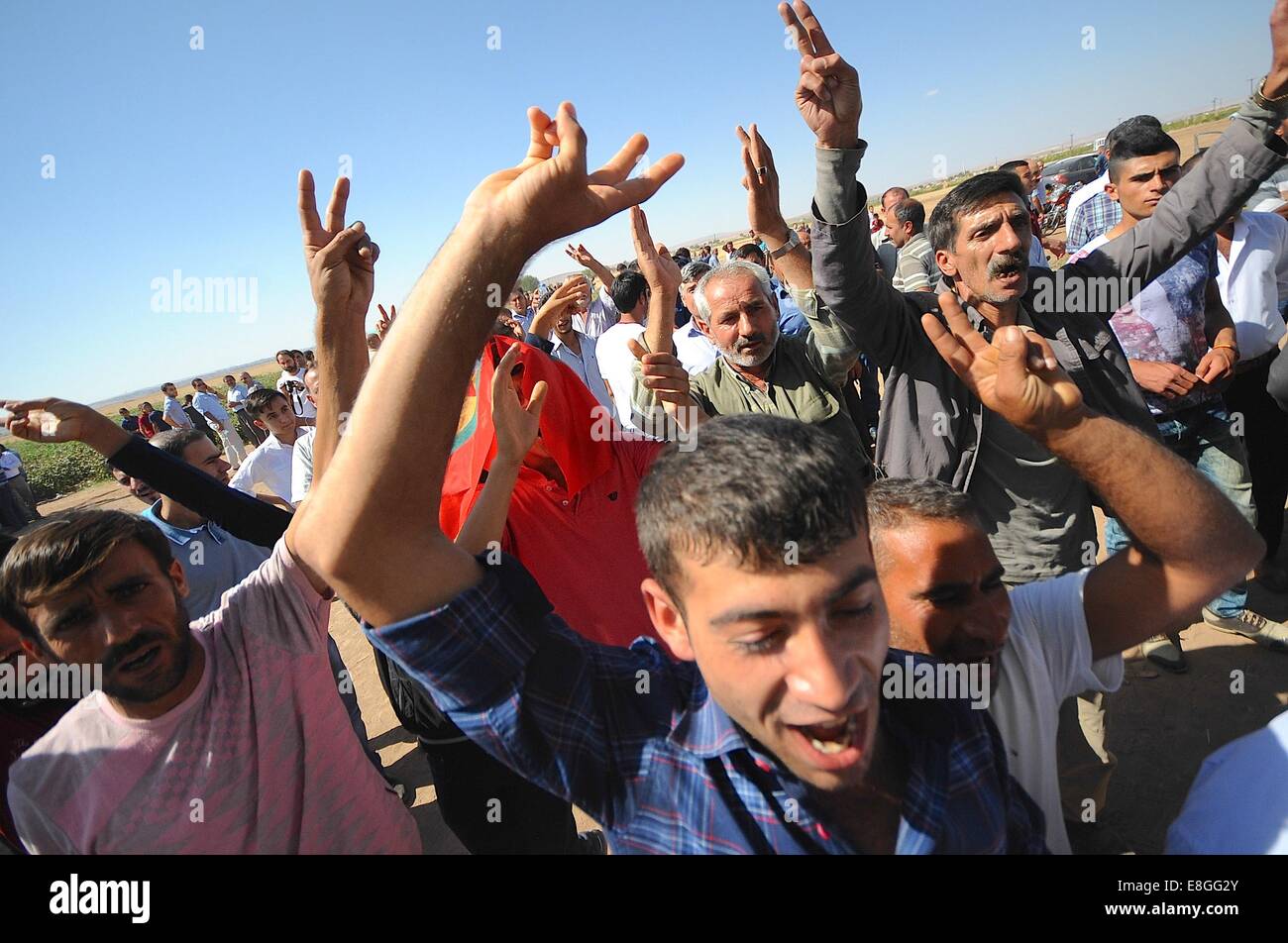 Mursitpinar, Suruc, Turkey. 7th Oct, 2014. Turkish Kurds continued to ...