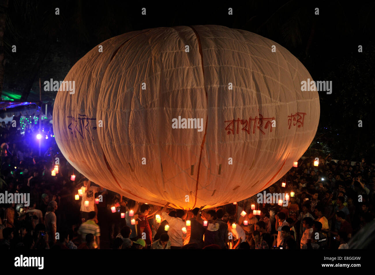 Buddha people flying fire balloons or "fanush" during the "Probarona ...