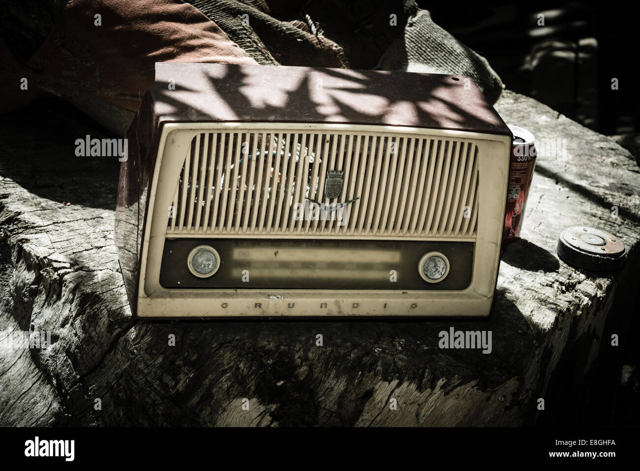 Vintage radio flea market hi-res stock photography and images - Alamy