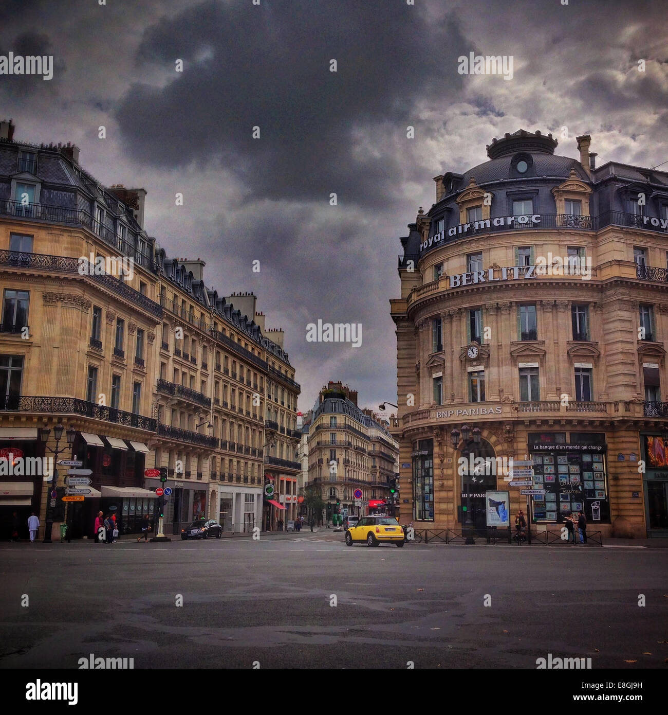 City street scene hi-res stock photography and images - Alamy