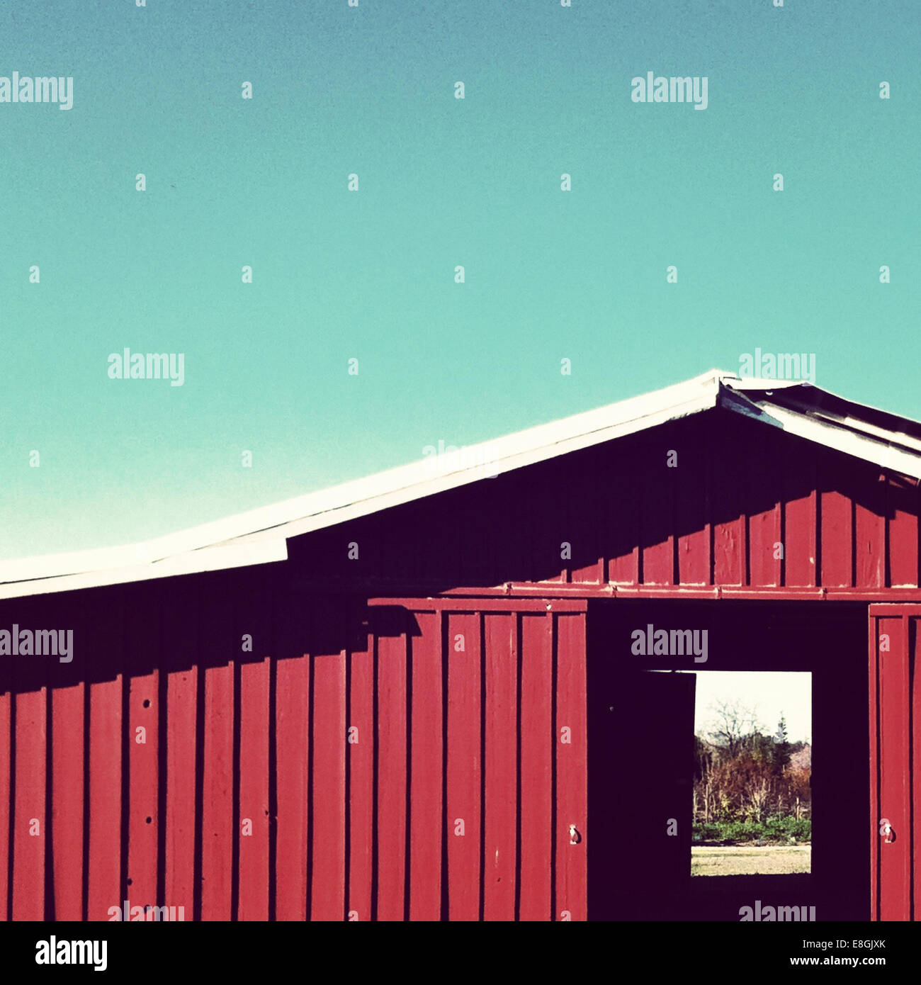 Barn with open doors hi-res stock photography and images - Alamy