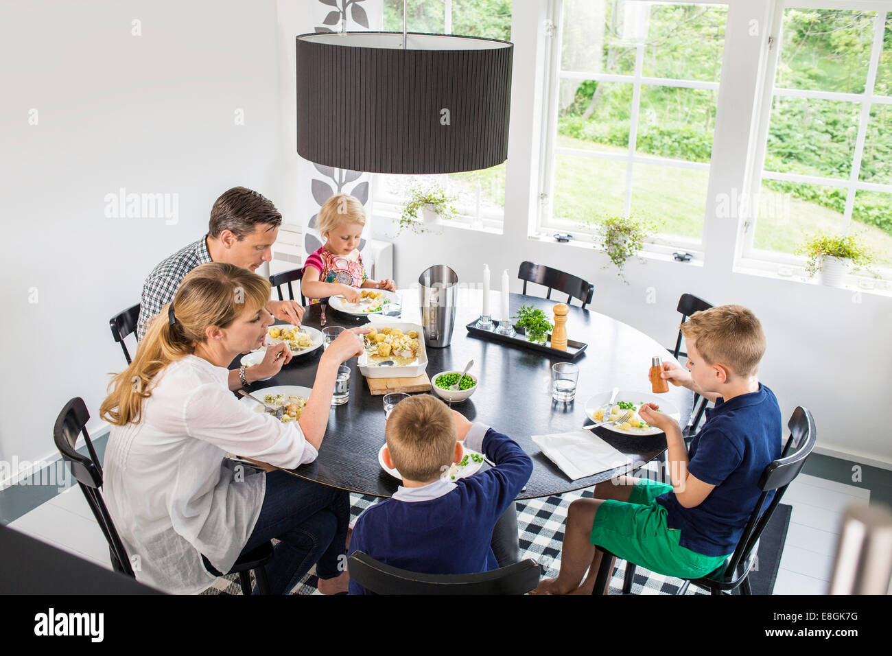 Family lunching hi-res stock photography and images - Alamy