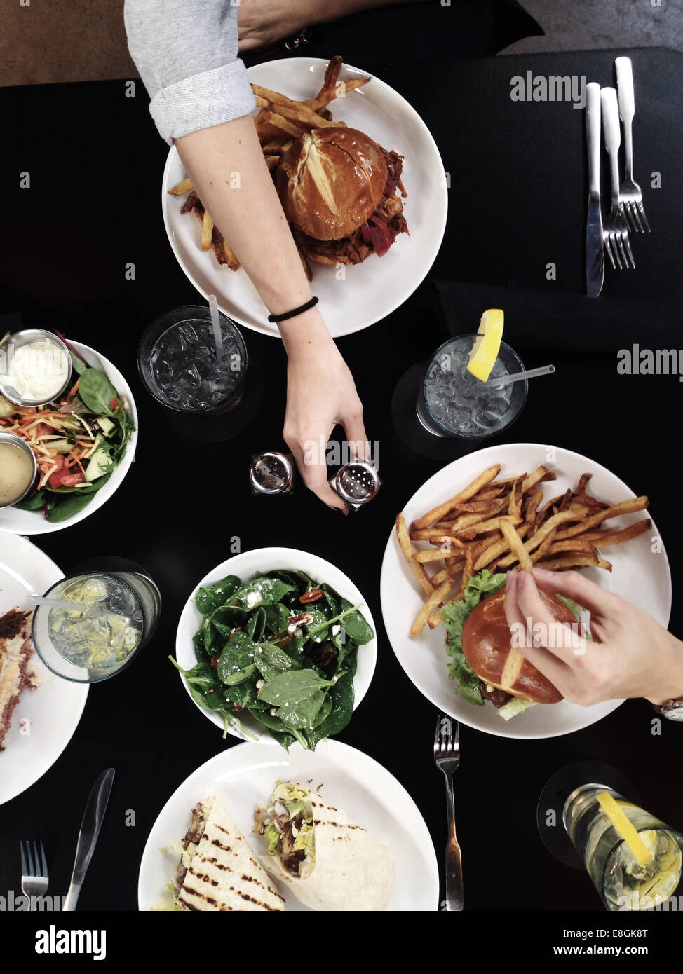 Eat burgers woman hi-res stock photography and images - Alamy