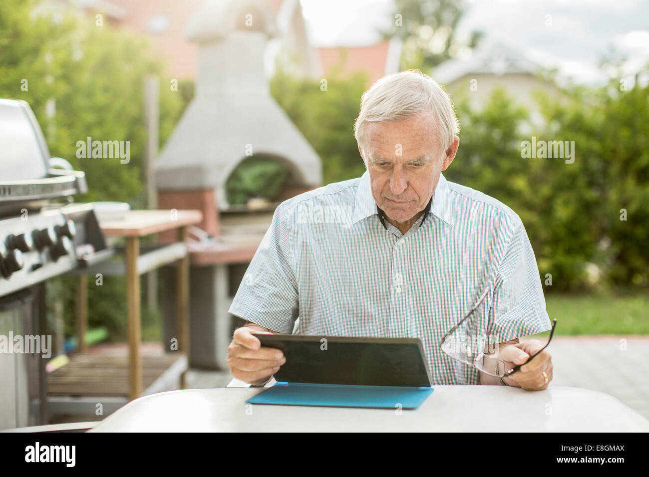 Old man elderly in tablet hi-res stock photography and images - Alamy