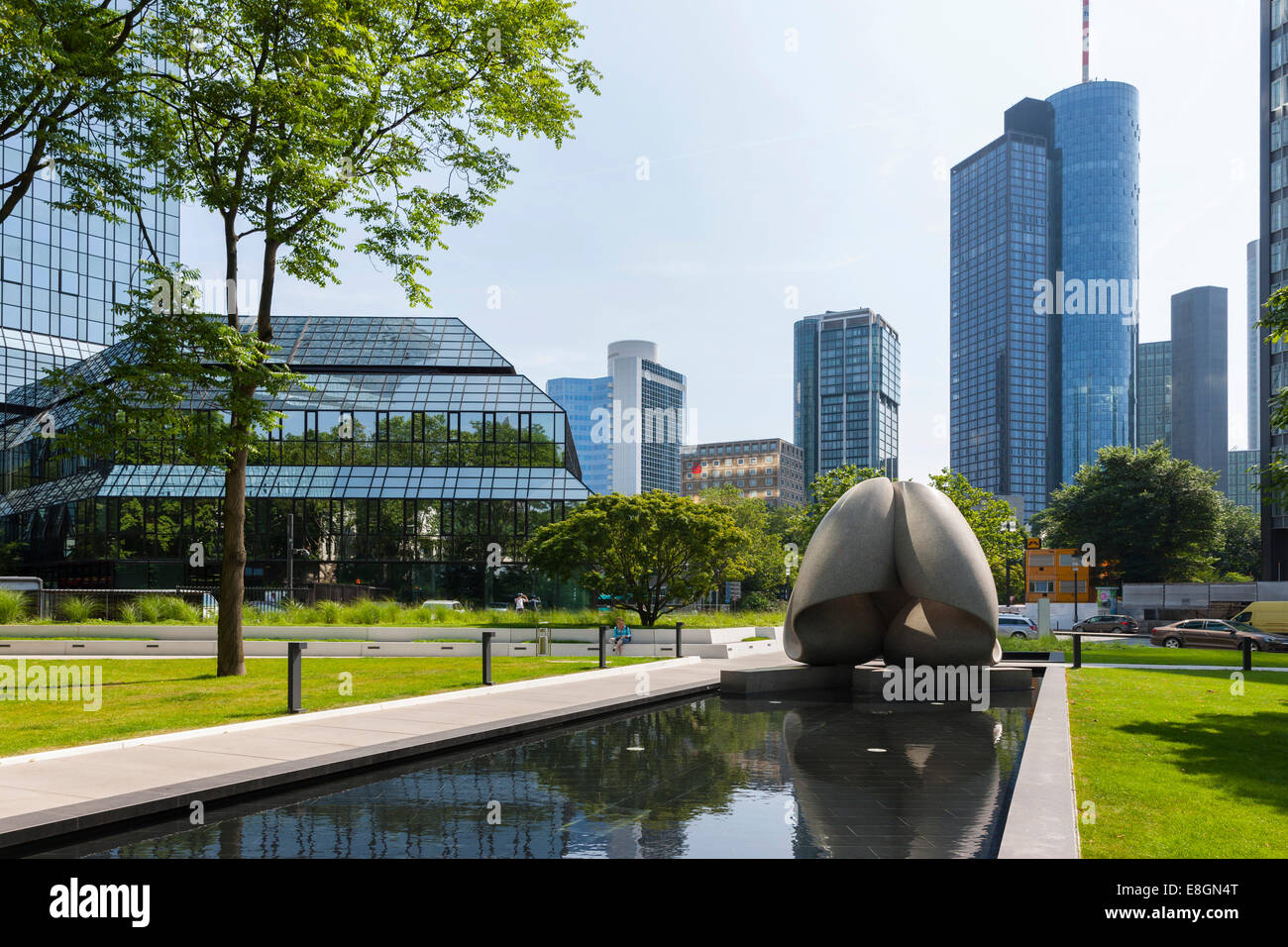 Modern sculpture and bank hi-res stock photography and images - Alamy