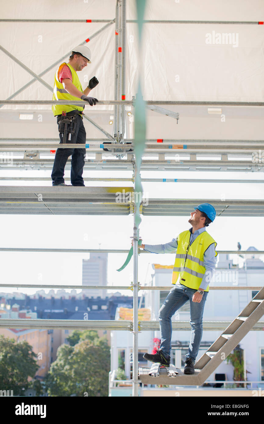 Architect and worker at construction site Stock Photo - Alamy