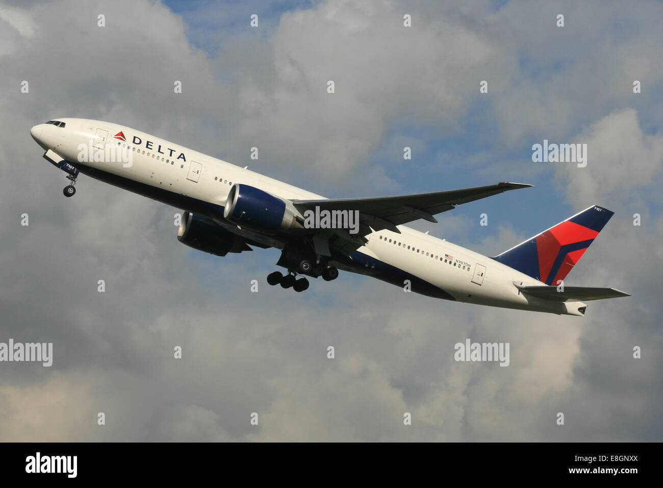 Delta boeing 777 hi-res stock photography and images - Alamy