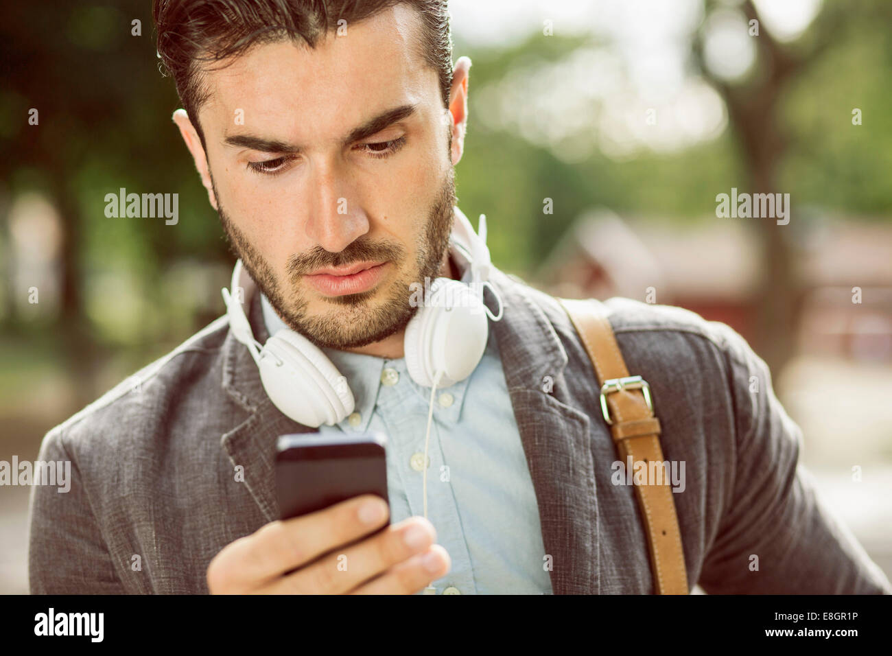 Businessmen using cell phone hi-res stock photography and images - Alamy