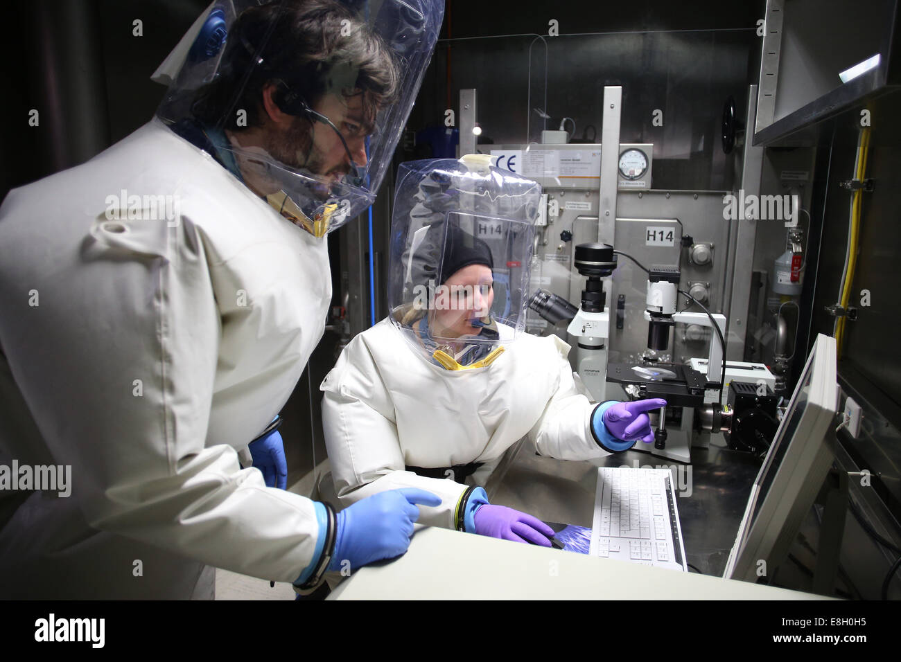Virologists Lisa Oestereich and Toni Rieger (left) work with a ...
