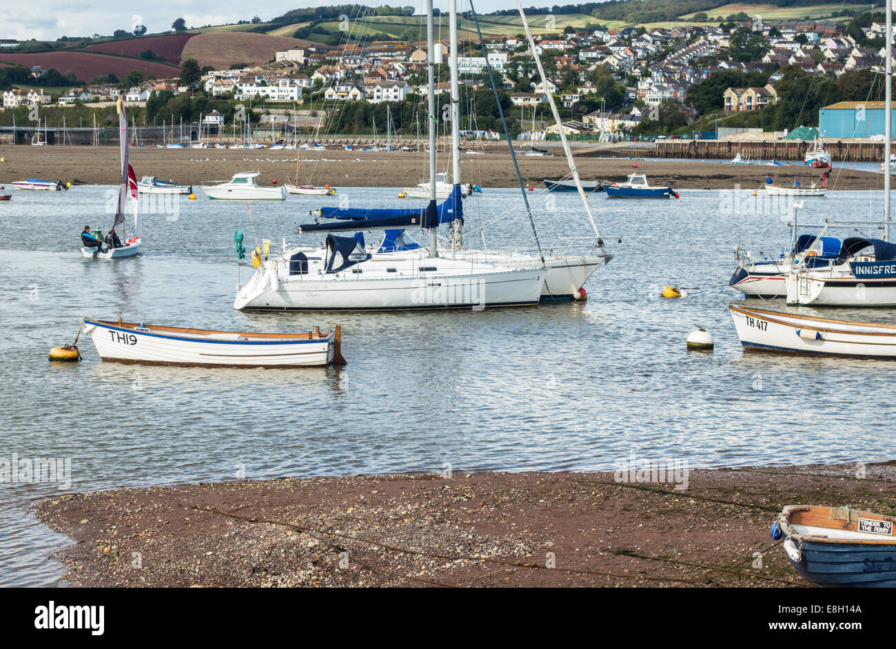 The back beach at Teignmouth on the River Teign estuary. Boats and ...