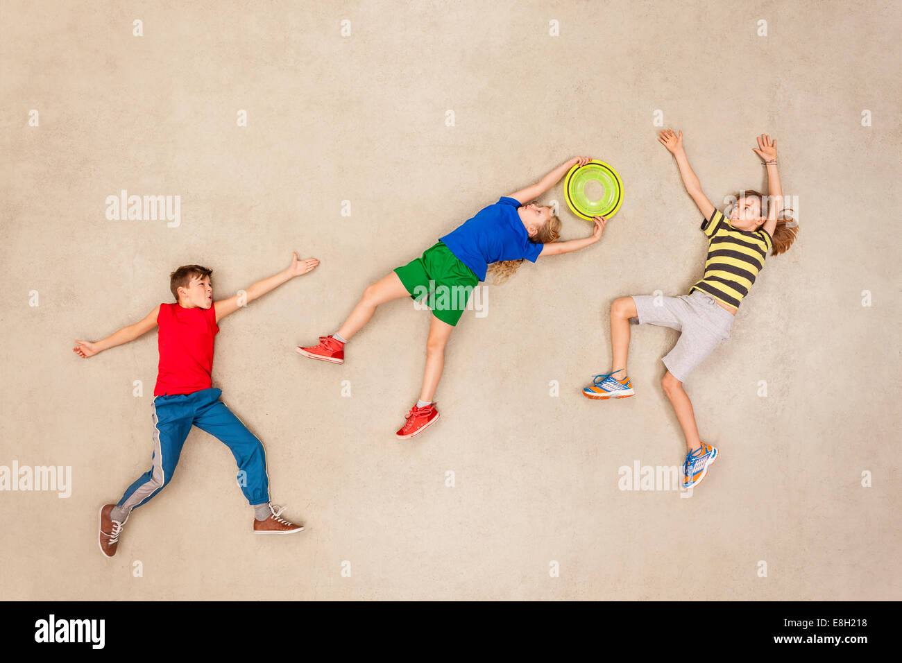 Children playing frisbee Stock Photo - Alamy