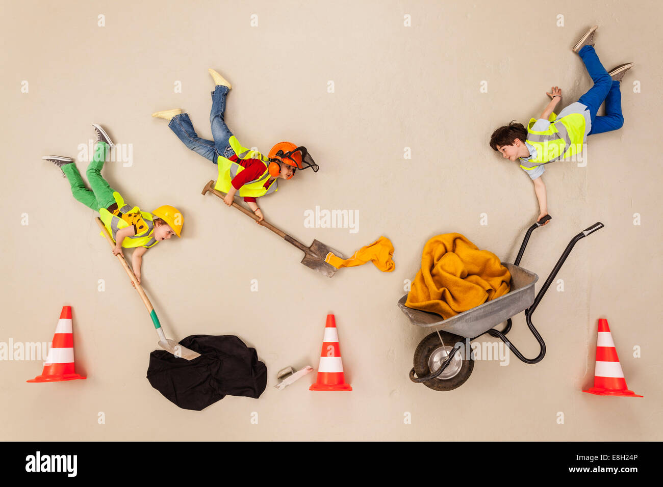 Construction workers digging hole Stock Photo - Alamy Construction workers digging hole Stock Photo - Alamy